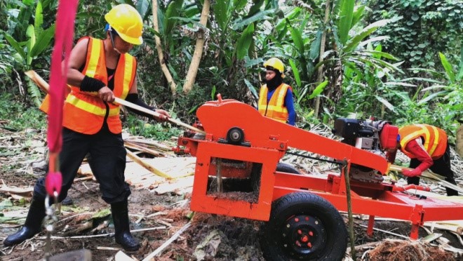 Women deco machine operators: Can a woman play a man’s role in abaca ...